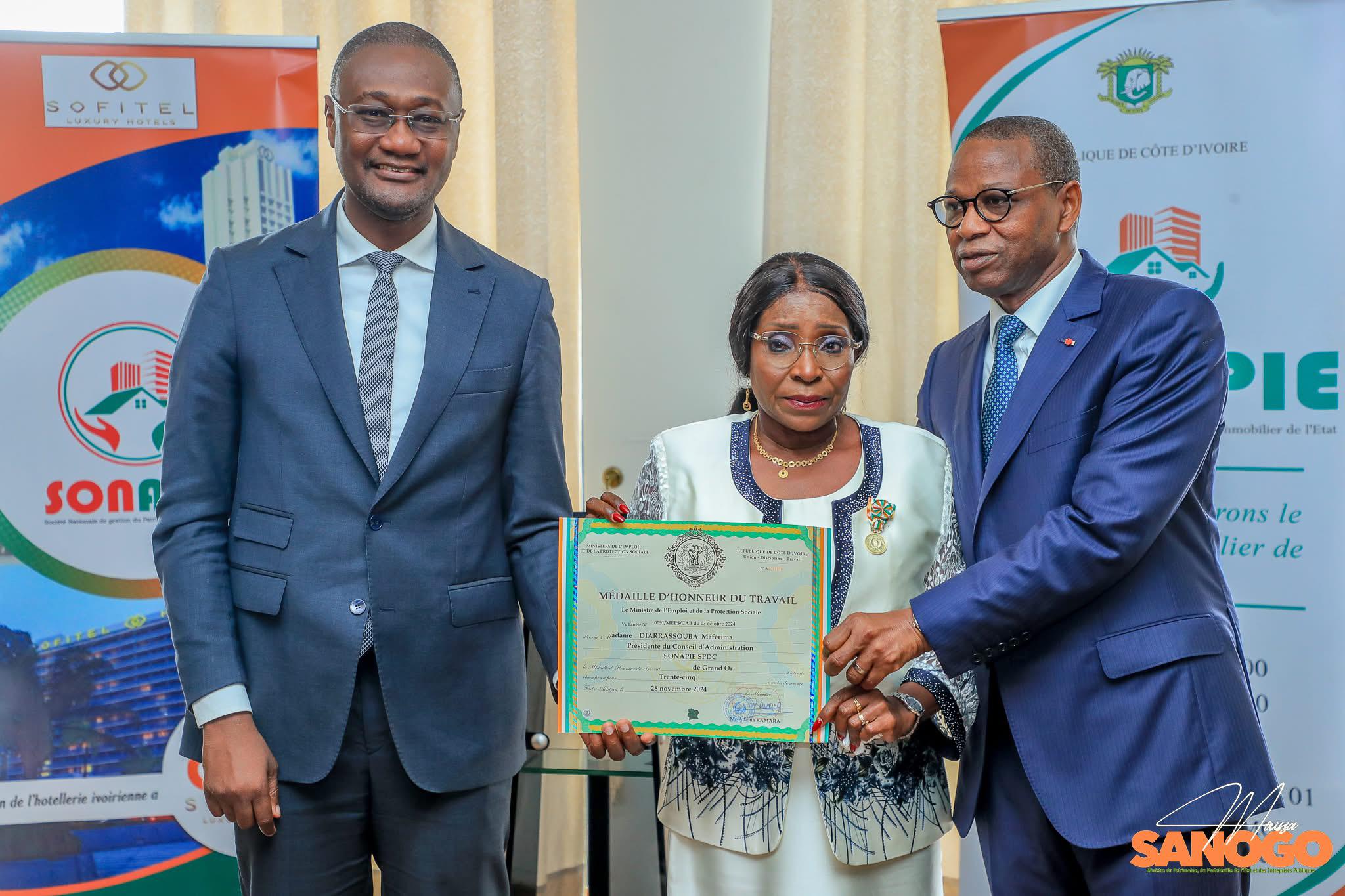 Mme Maferima Diarrassouba, Présidente de la SONAPIE, décorée de la ...