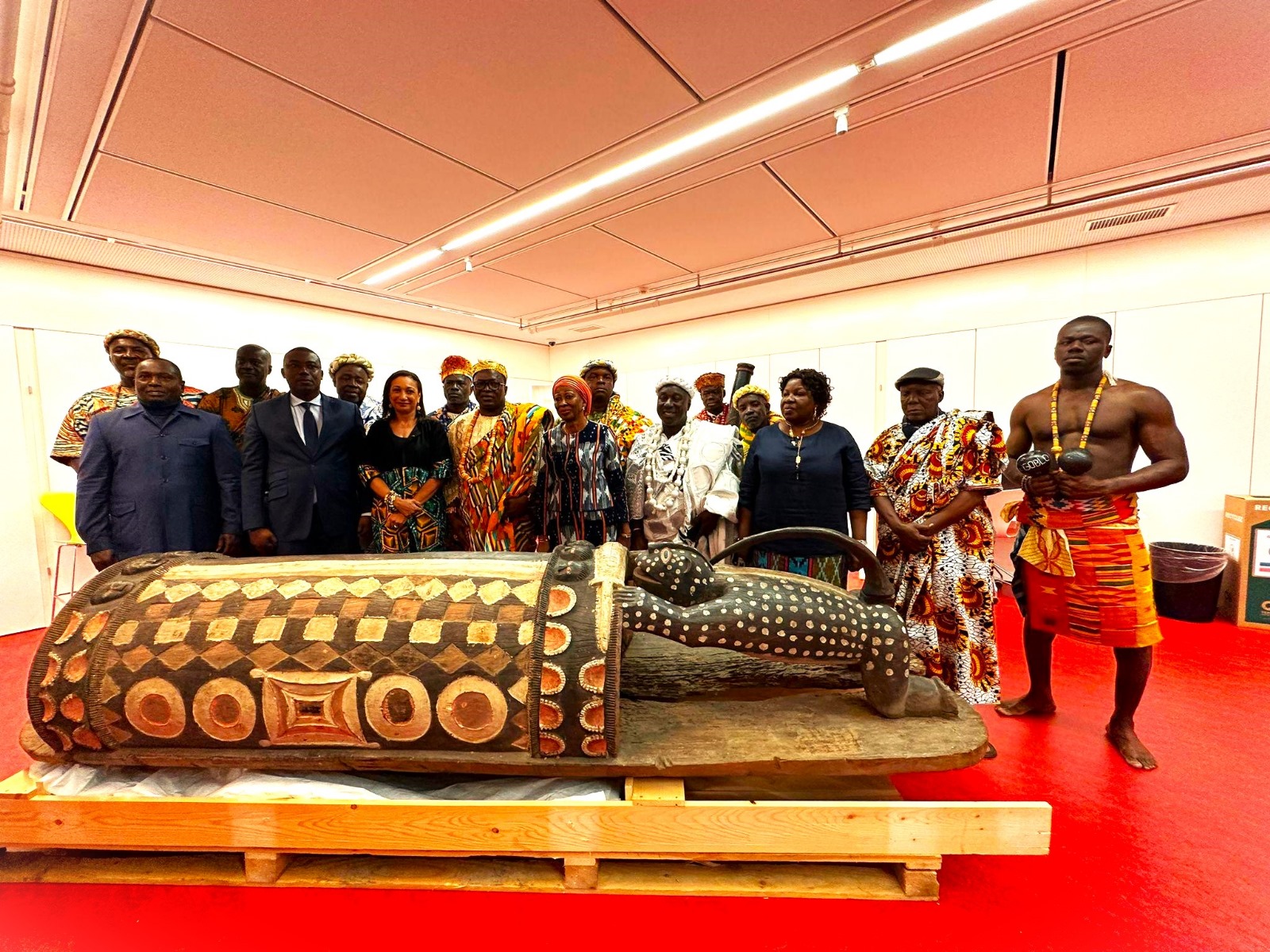 Restitution du Djidji Ayôkwè : la France acte le retour du tambour ...